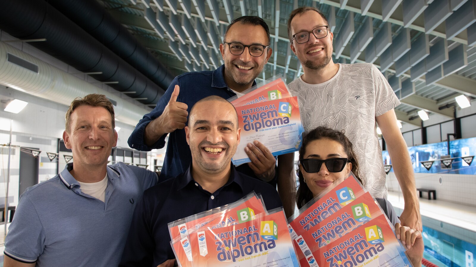 Ze zijn 35, 43 en 43 jaar en halen alsnog hun zwemdiploma’s, met dank ...