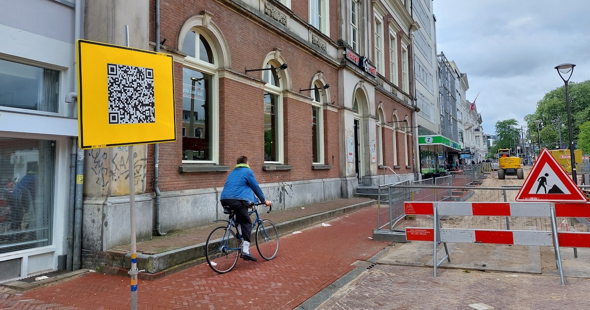 Bij het Gele Rijders Plein in Arnhem staat een verkeersbord met enkel ...