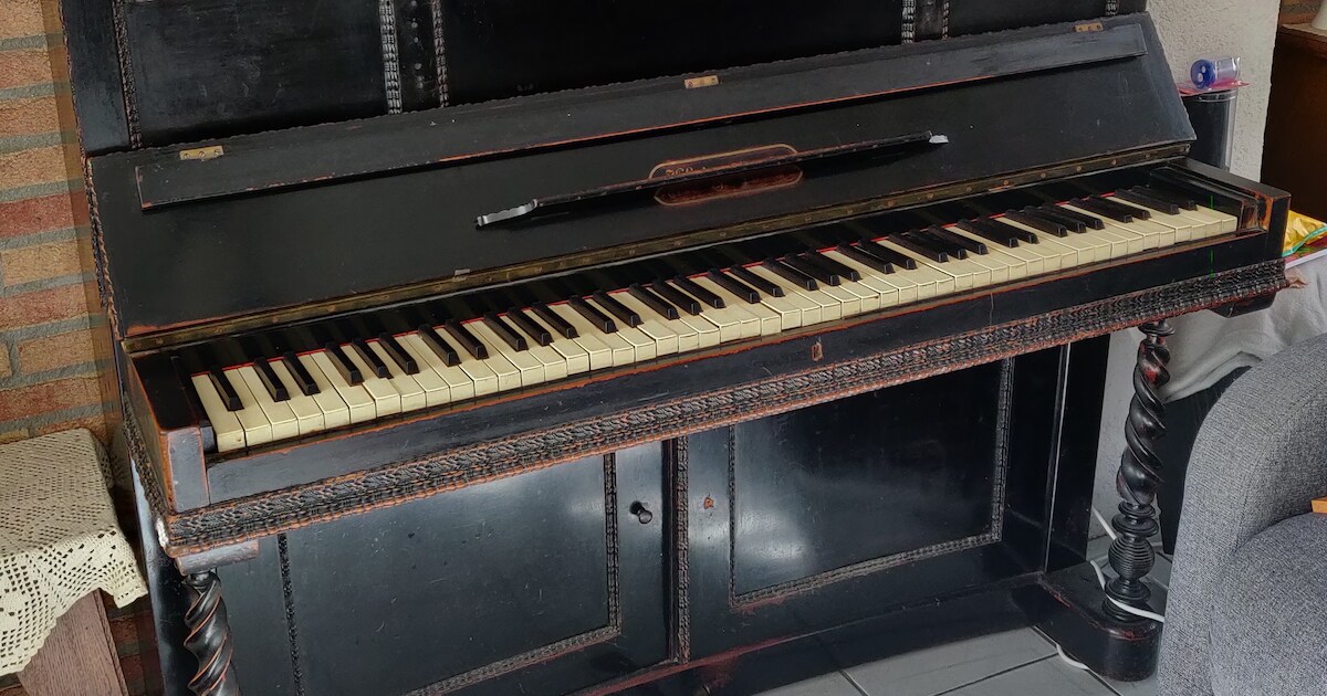 Wie heeft er belangstelling voor een piano, antieke salontafel en wie ...