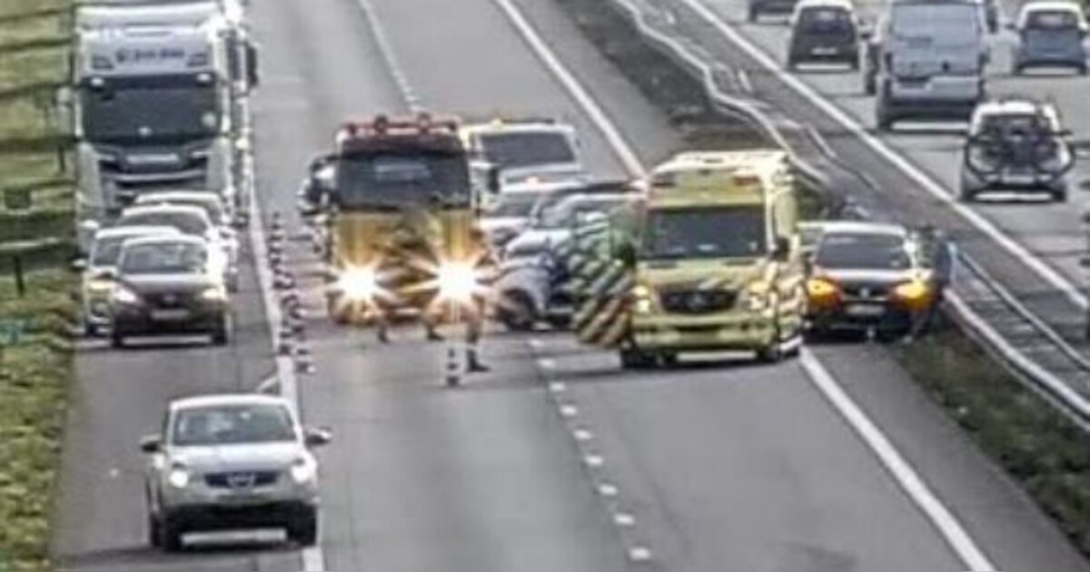 Wachttijden in lange file na botsing op A12 liepen op tot twee uur ...