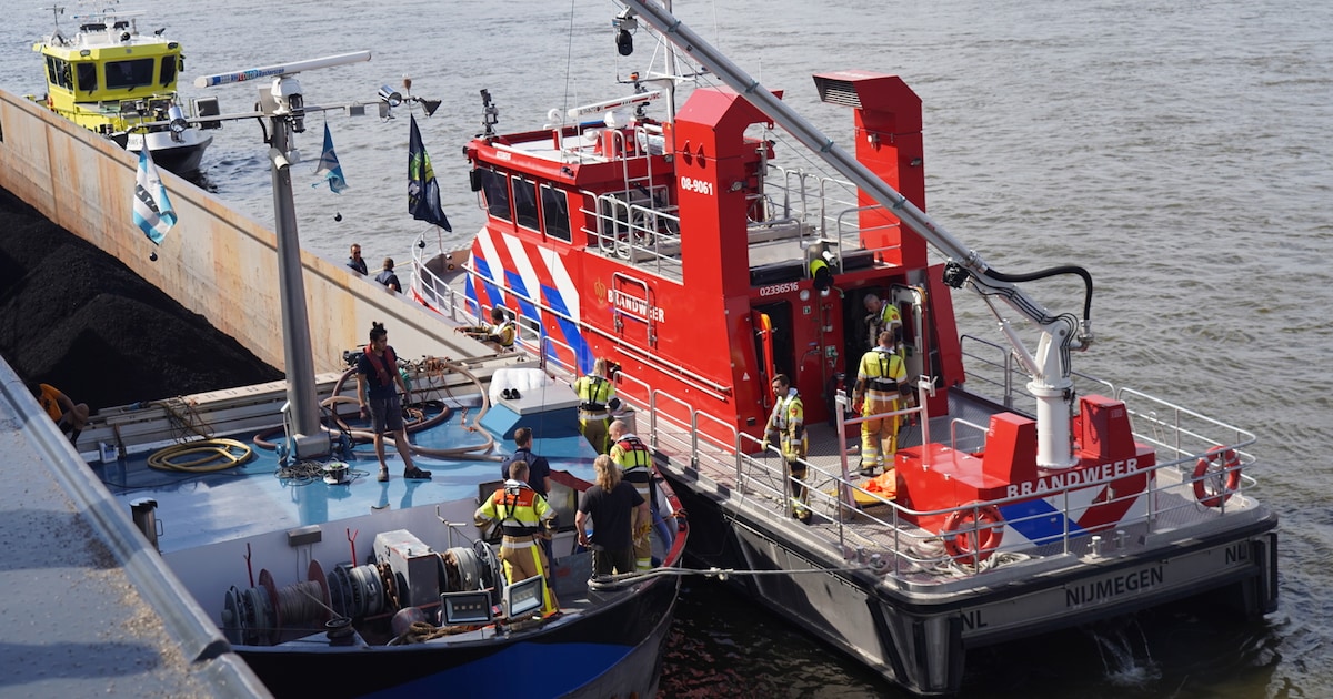 Schip Lekgeslagen In De Waal Bij Nijmegen Brandweer Pompt Water Uit