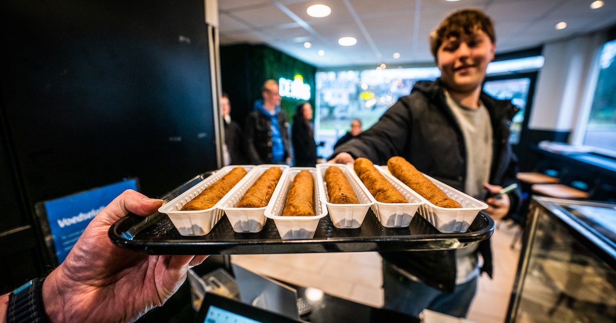 Arnhemse snackbar verkoopt frikandel­len voor 89 cent als protest tegen ...