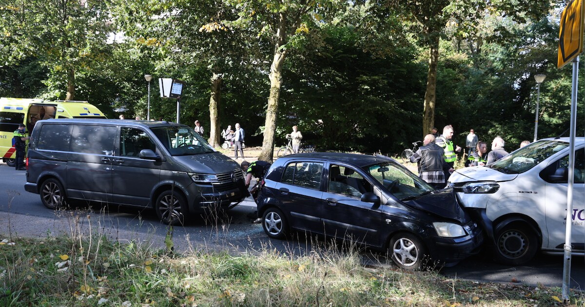 Chaos op rotonde: drie auto’s en fietser betrokken bij ongeval | Ede ...
