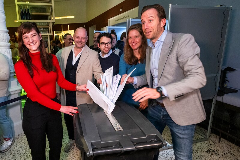 Live Verkiezingen 2025 | Stemmer Thea (94) midden in de nacht ...