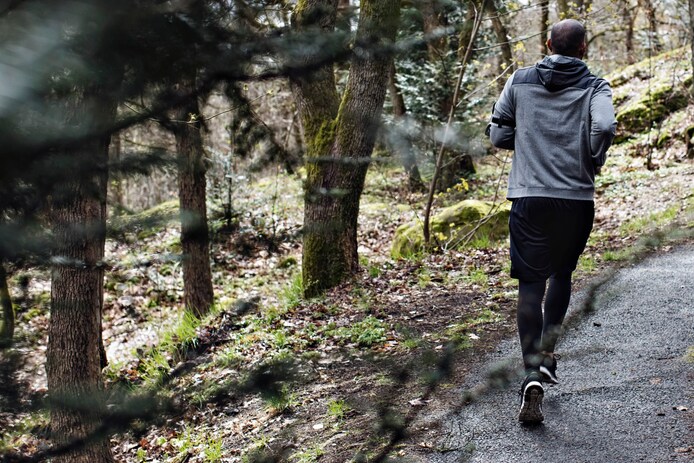 Een hardloper krijgt de schrik van zijn leven, als een gewonde jonge ...