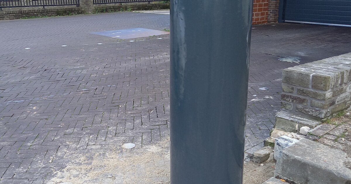 Betonnen paal moet ‘duurste muurtje van Groesbeek’ beschermen tegen ...