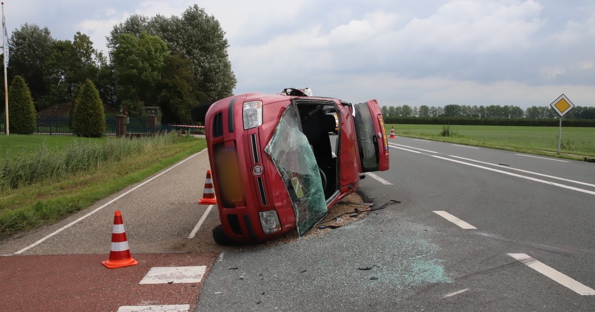 Auto's botsen op elkaar op N320 in Ingen: lantaarnpaal uit de grond ...