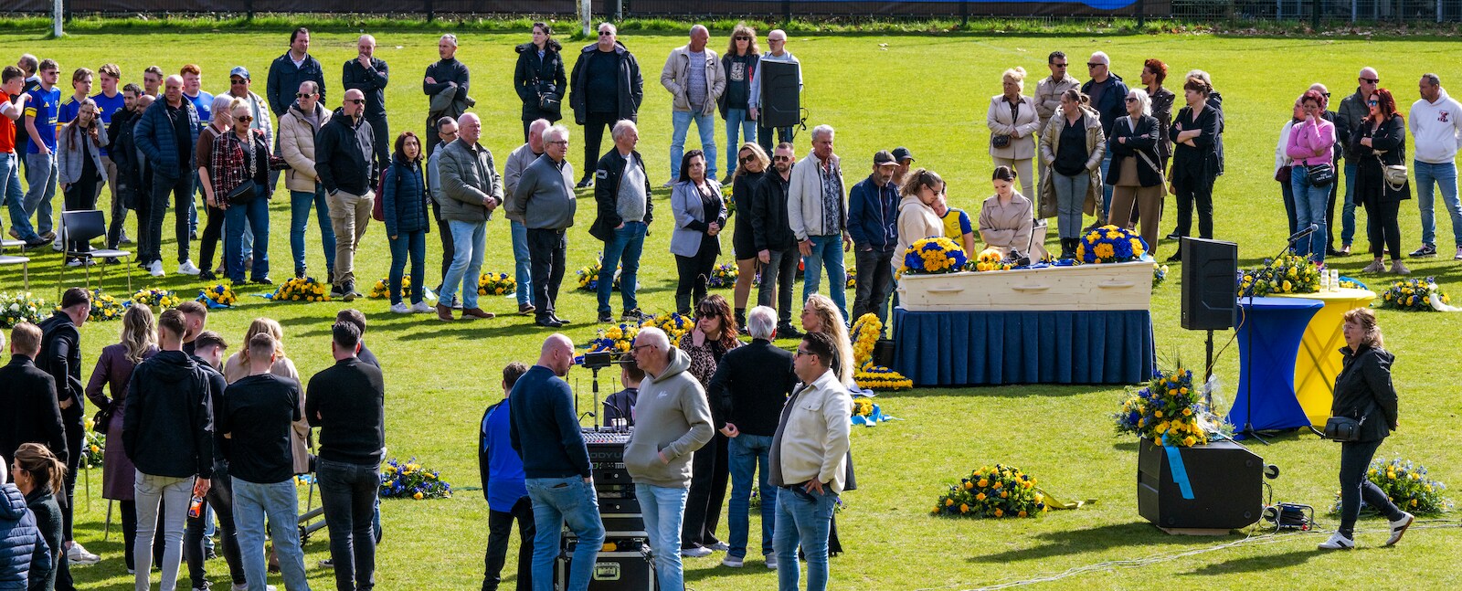 Kist van Paul op middenstip De Paasberg, Johan reist 12 dagen terug uit ...