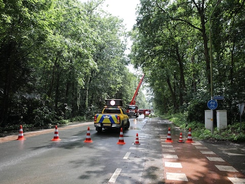 Weg bij Beekbergen afgesloten door omgevallen boom | Regio | De ...