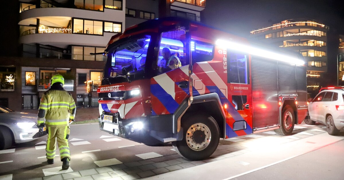Man valt in het water van de haven en belt zelf brandweer | Regio | De ...
