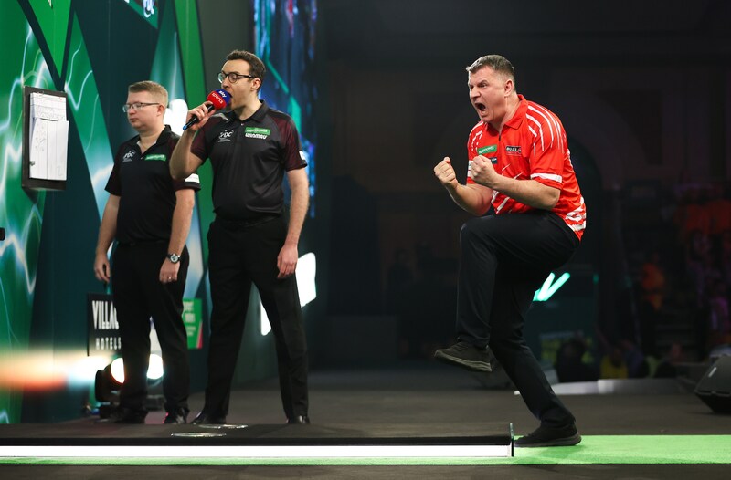 Drama voor Wesley Plaisier op WK darts na drie gemiste matchdarts: ‘Ik ...