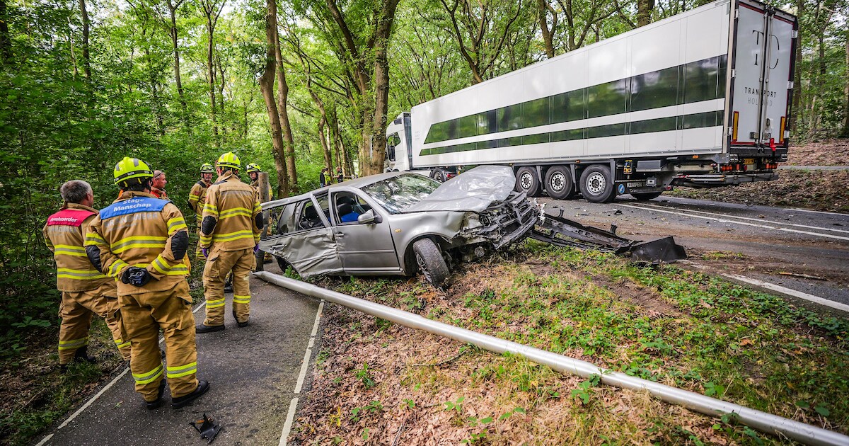 Twee mensen gewond bij ernstig ongeluk tussen vrachtwagen en auto op Schelmseweg in Rozendaal ...