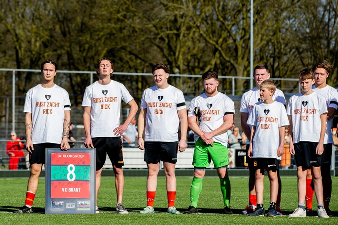 Voetbal Nijmegen/Maasland | Prachtig eerbetoon Ewijk voor overleden ...