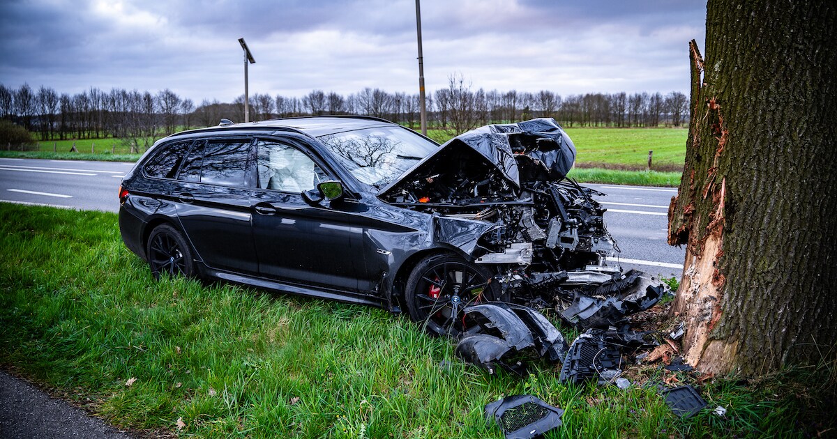 Automobilist raakt van de Graafseweg in Wijchen en botst frontaal op boom | 112 nieuws Wijchen ...