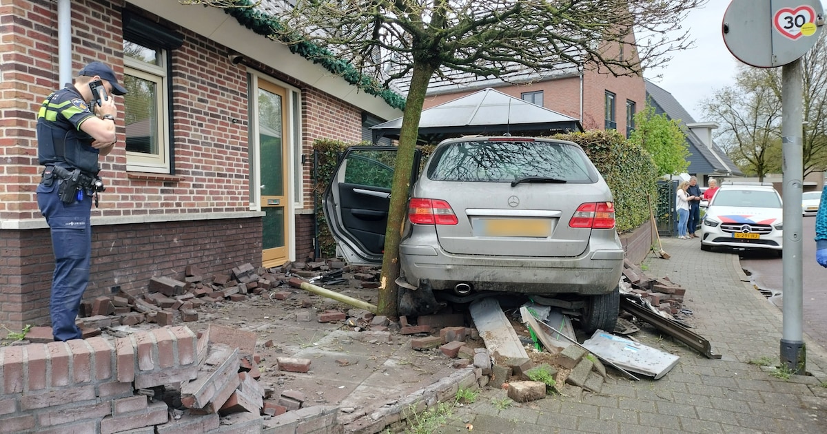Automobilist ramt paaltjes, lantaarnpaal en parkeert auto op muurtje in ...