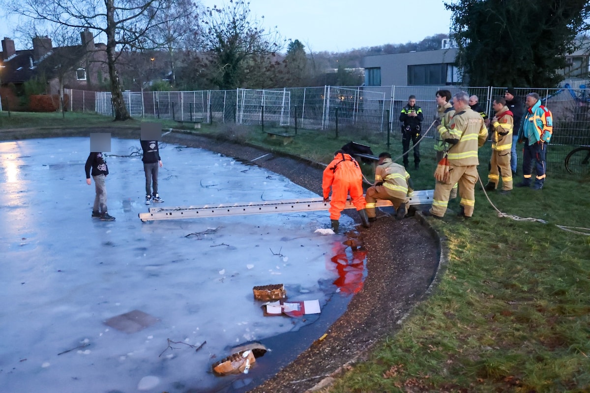 Twee jongetjes van het ijs gered door brandweer in Arnhem | Arnhem | De ...