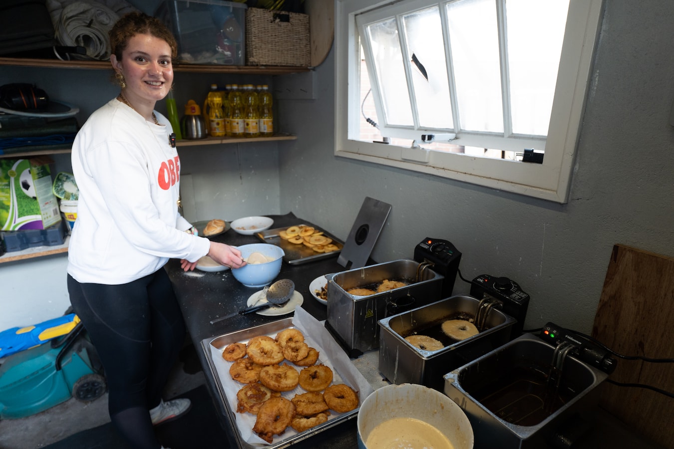 500 appelbeignets: Jinte (15) bakt zich suf om haar grote droom waar te ...