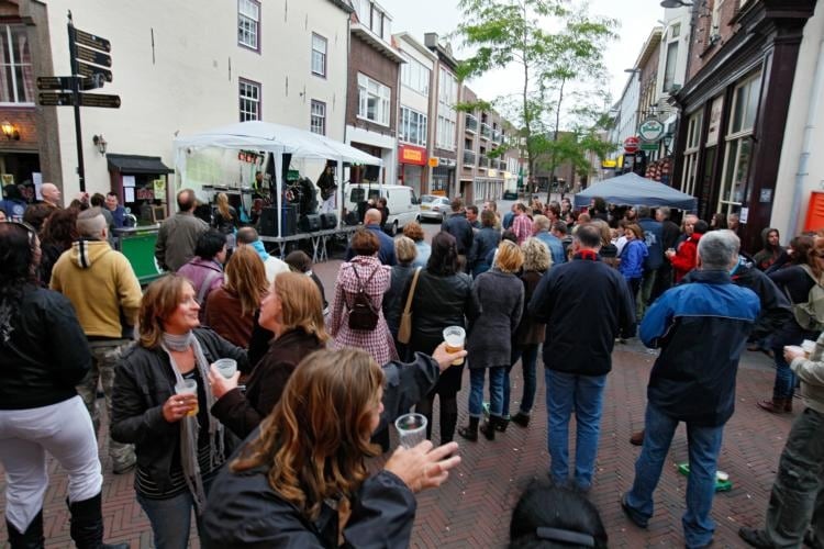 BasPop: regendans bij Saskia Laroo | Foto | gelderlander.nl