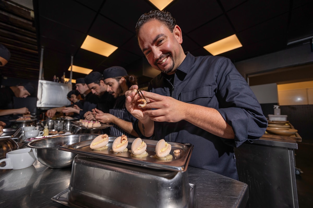 Nelson is het nieuwe gezicht van De Librije, maar mist zijn leermeester nog elke dag: ‘Jonnie ...
