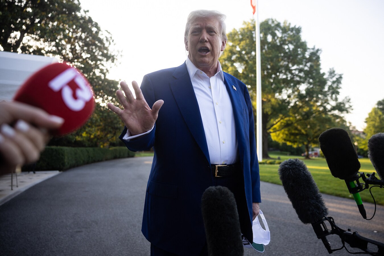 Donald Trump onderweg naar Den Haag, vliegtuig met president landt ...