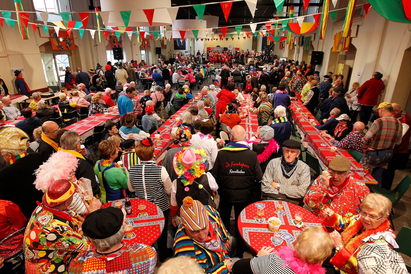 Carnaval weer als vanouds, hoewel? Kruiwagens in plaats van praalwagens ...