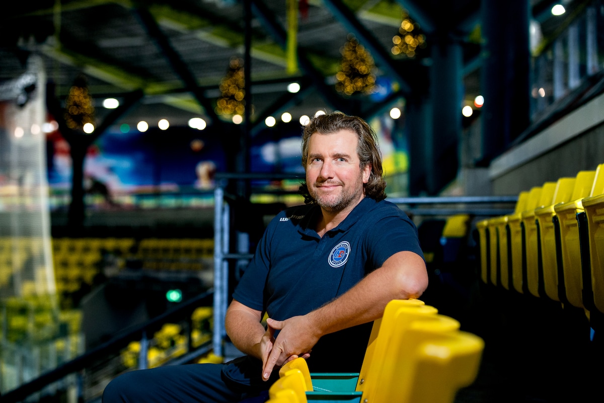 Wel in de spelersbus, maar niet op het ijs: Nick de Jong (44) mist ‘unieke’ finale van Nijmegen ...