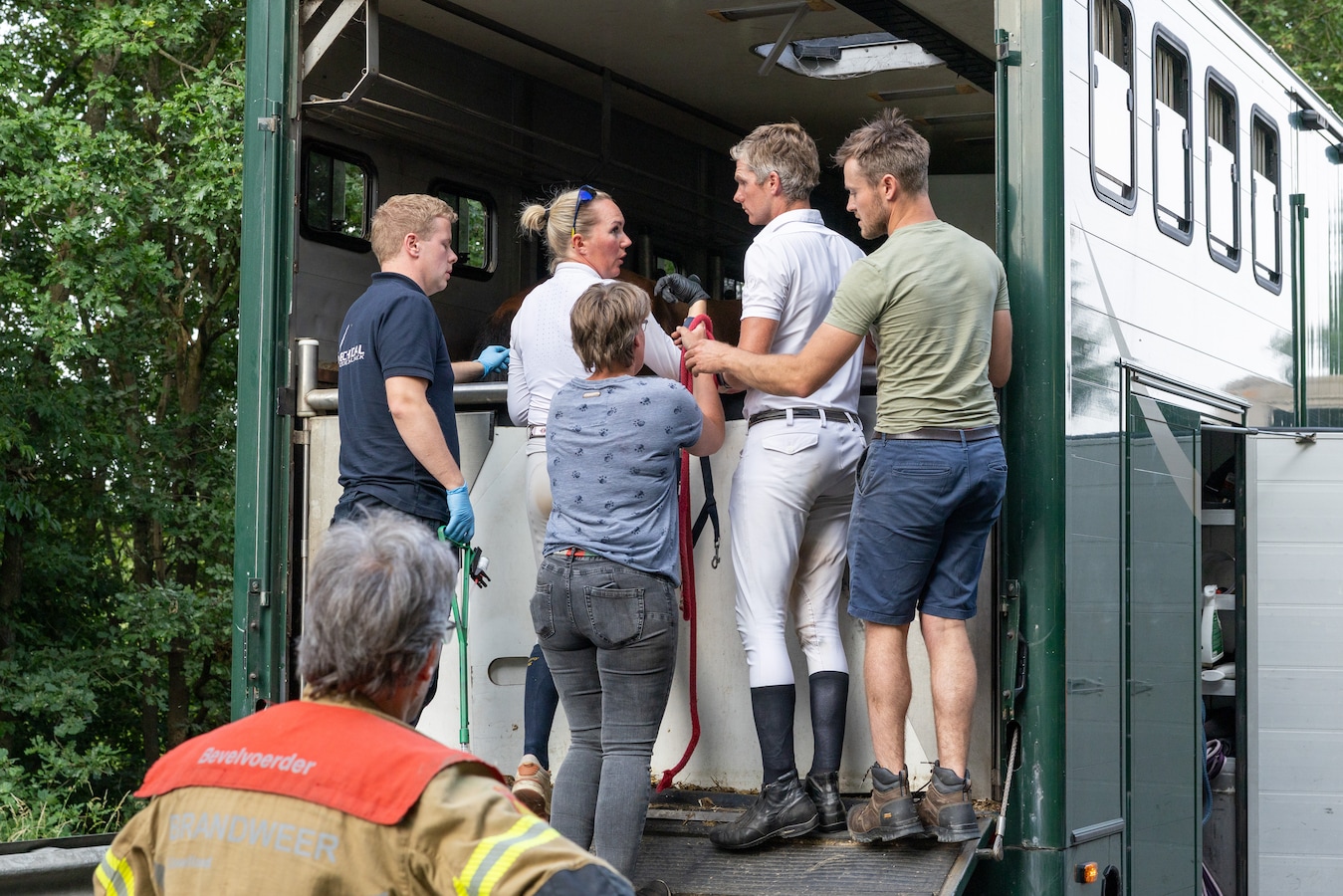 Tijl en Wendy rijden met zeven paarden naar huis, dan boort caravan ...