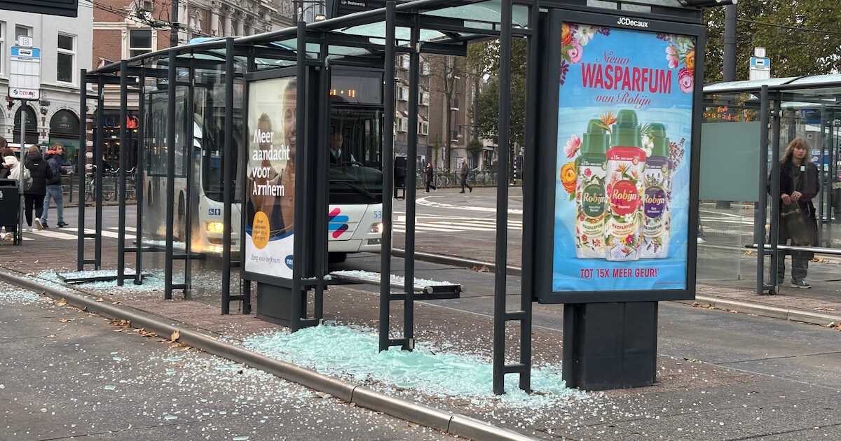 Lijnbus rijdt bushokje in hartje Arnhem aan gruzelementen: ‘Moest ...
