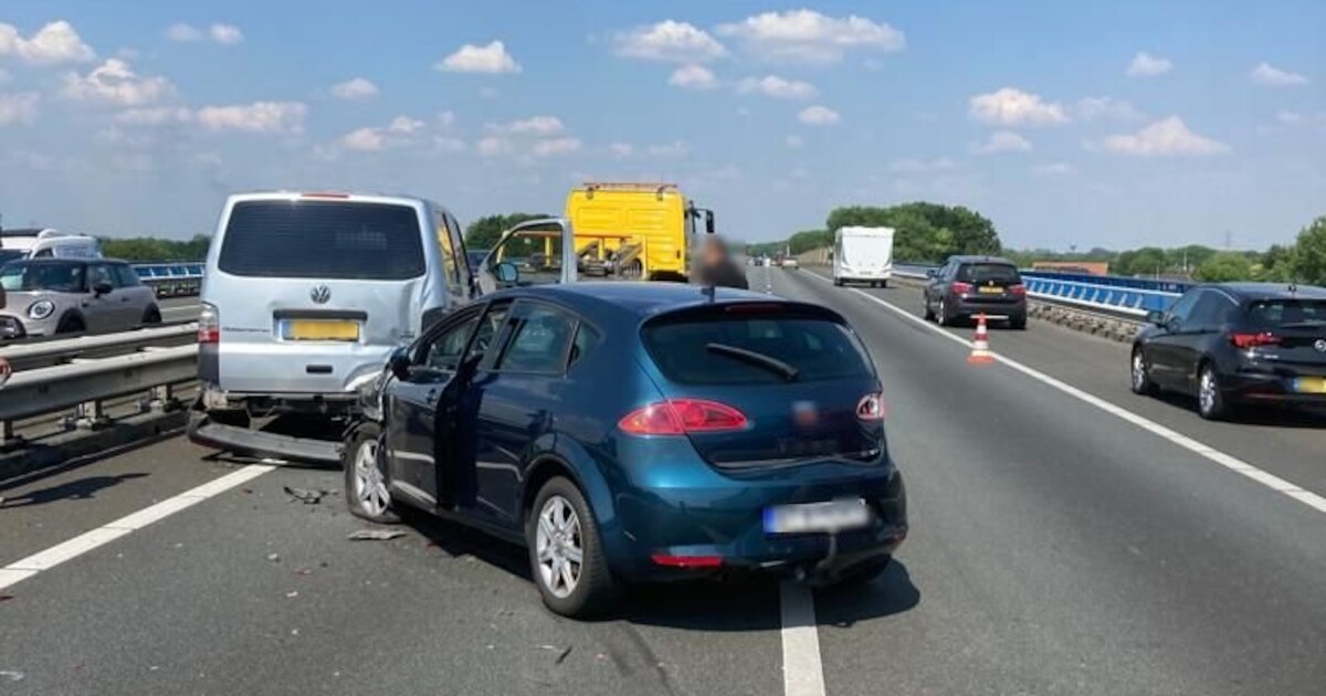 File door ongeluk met drie voertuigen op A50 bij Ravenstein | Brabant | De Gelderlander.nl