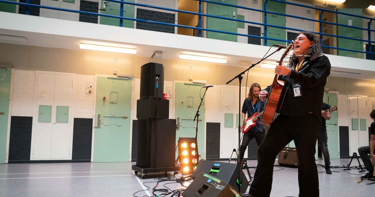 Arnhemse artiesten van gevangenis naar gevangenis om bajesplaat te ...