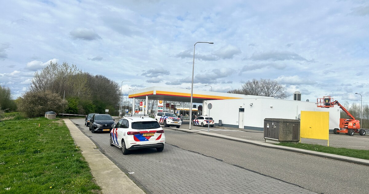 Meerdere politieauto’s aanwezig bij Shell in Elst, agenten zoeken naar ...