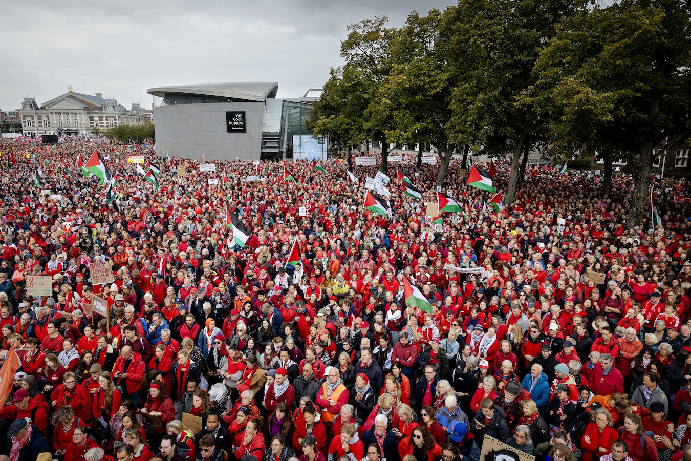 Honderddui­zen­den mensen bij Rode Lijn-pro­test: 'Heel triest dat dit ...