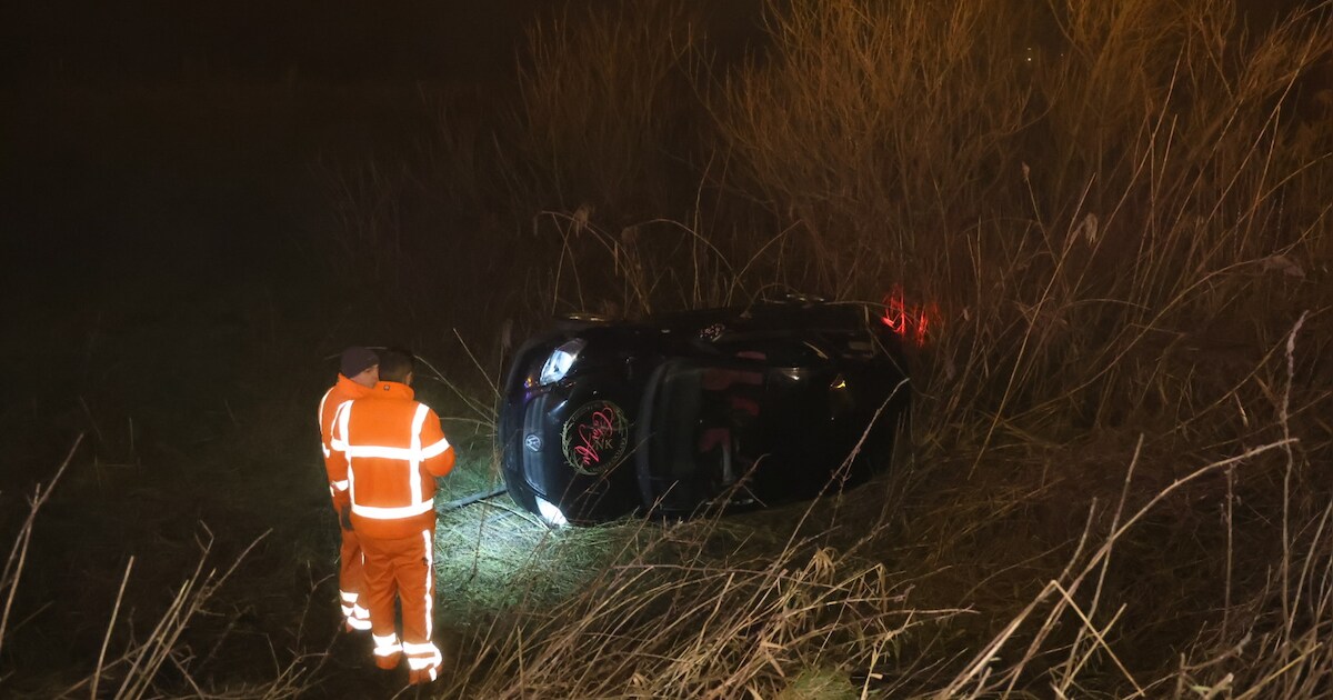 Automobilist schiet van de weg af; voertuig eindigt in veld op de ...