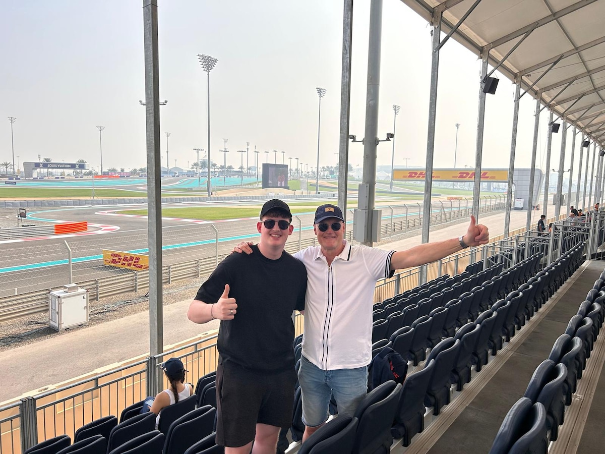 Vader en zoon uit Hengelo juichen in Abu Dhabi voor 'Max': 'Cadeau van ...