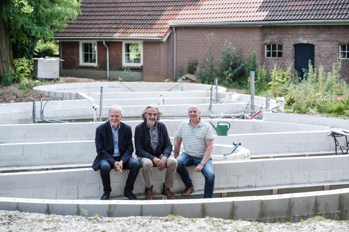 Na verwoestende brand bouwt Silvoldenaar een slakkenhuis: ‘Ik begon met ...