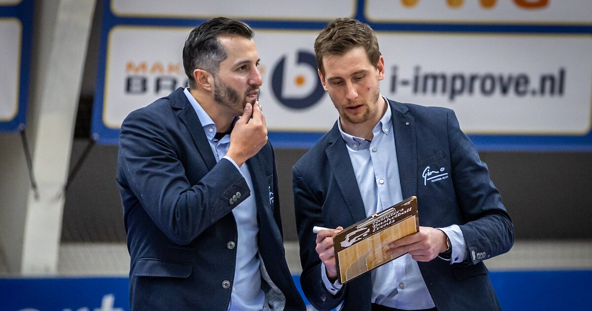 Coach Yoast United weggestuurd in heetst van de strijd: ‘Mag natuurlijk ...