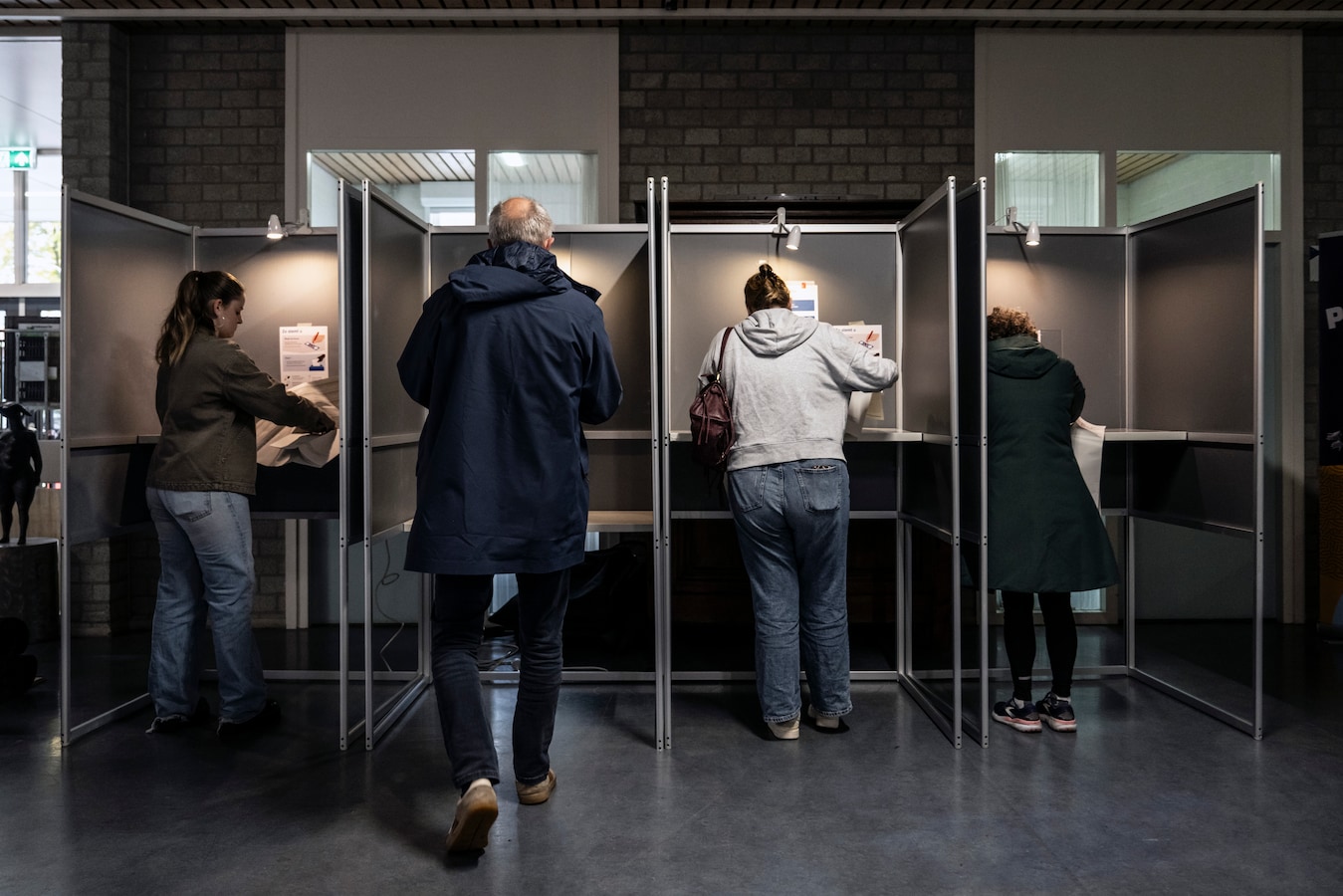 Geen bitterballen bij het stembureau en vingers klem in de stembus: dit ...