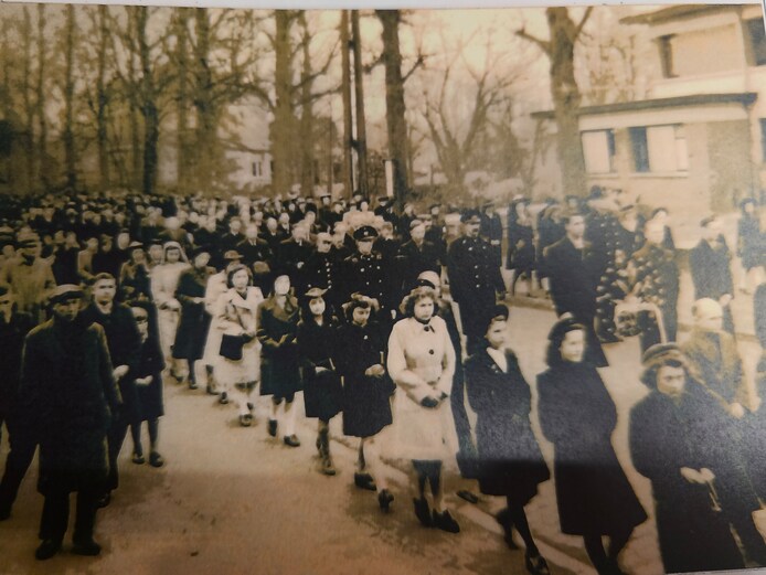 Jos verloor z’n héle familie door Duitse V-bom in Essen. Nu doet ...