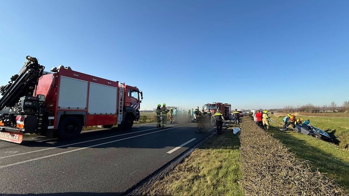 Frontale botsing op N837 bij Driel: drie gewonden, weg volledig afgesloten | 112 nieuws ...