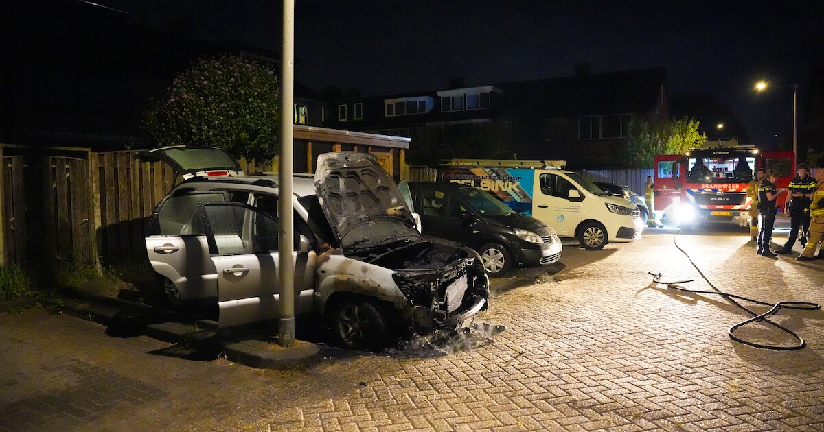 Auto zwaar beschadigd door brand op Slikkerveerstraat in Arnhem; brandstichting niet uitgesloten ...