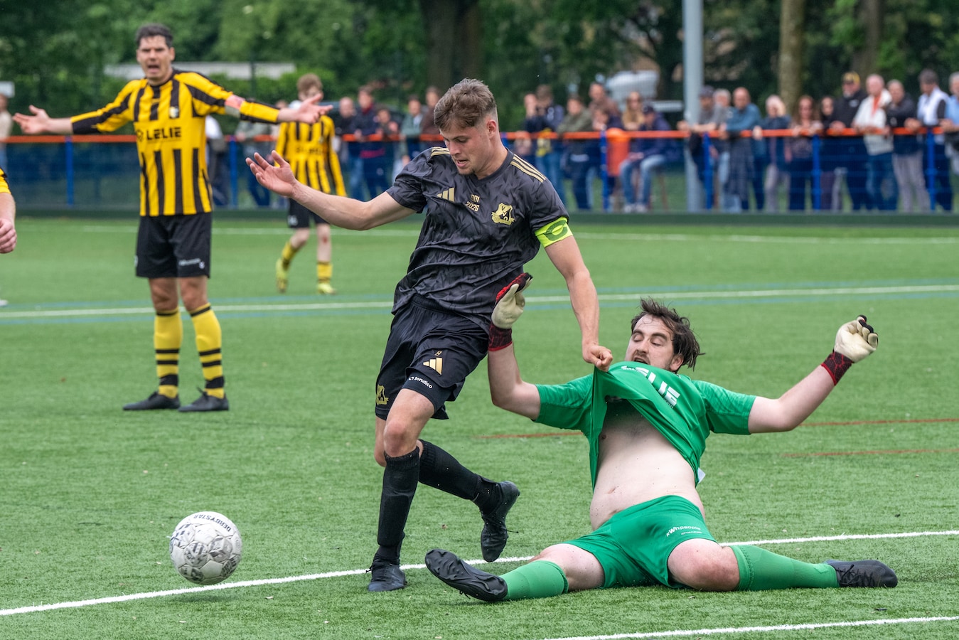 ‘Captain’ Cas drinkt een dag voor dé finale gewoon bier op het ...