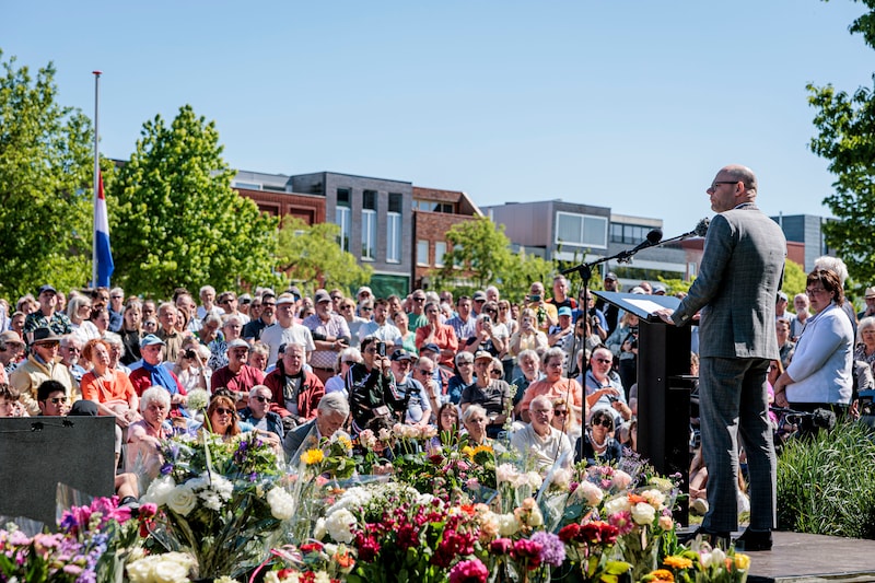 Kranslegging gemeente bij herdenking van de vuurwerkramp Enschede ‘op ...
