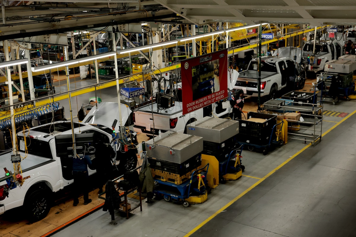 Trump steekt middelvinger op naar werknemer tijdens rondleiding in Ford ...