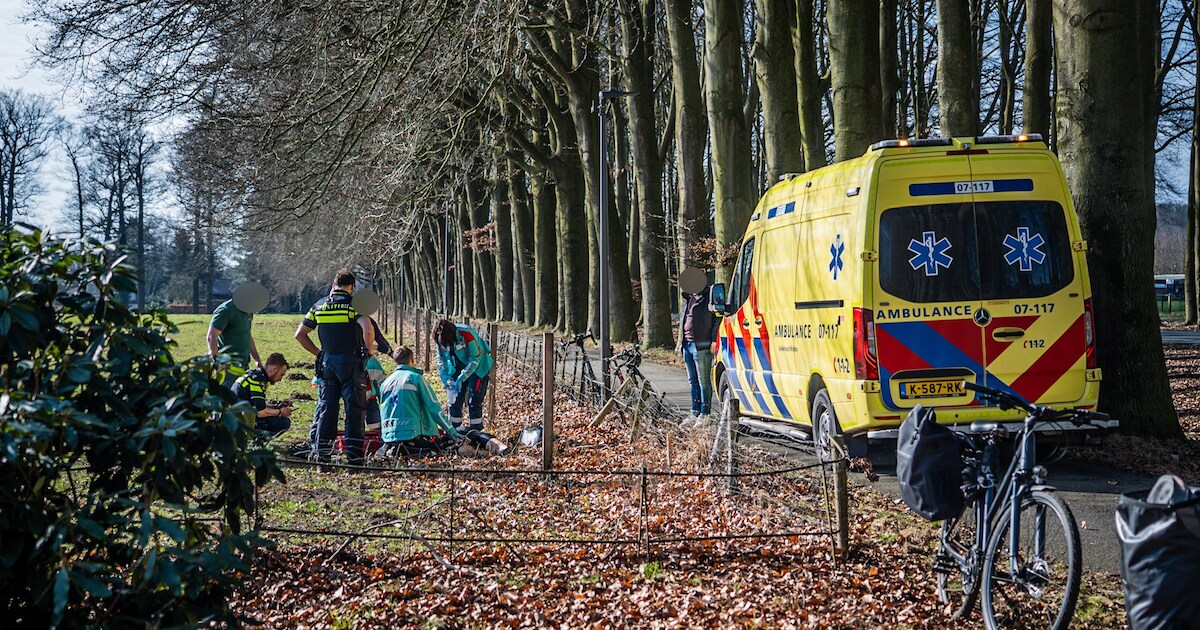 Wielrenner valt hard op fietspad en raakt gewond | 112 nieuws Rheden ...