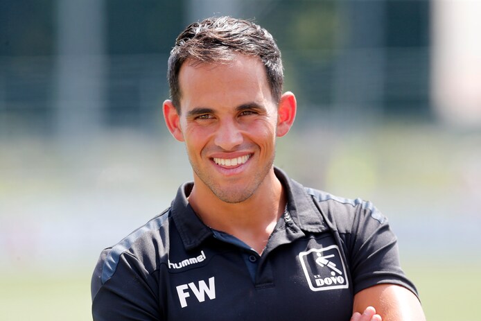 DOVO-spelersbus is feestcafé op wielen na zege op ACV: ‘Wij gaan elke overwinning vieren alsof ...