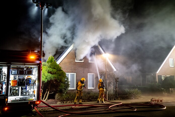 Brandweer heeft flinke kluif aan nachtelijke woningbrand in Steenderen | Bronckhorst ...