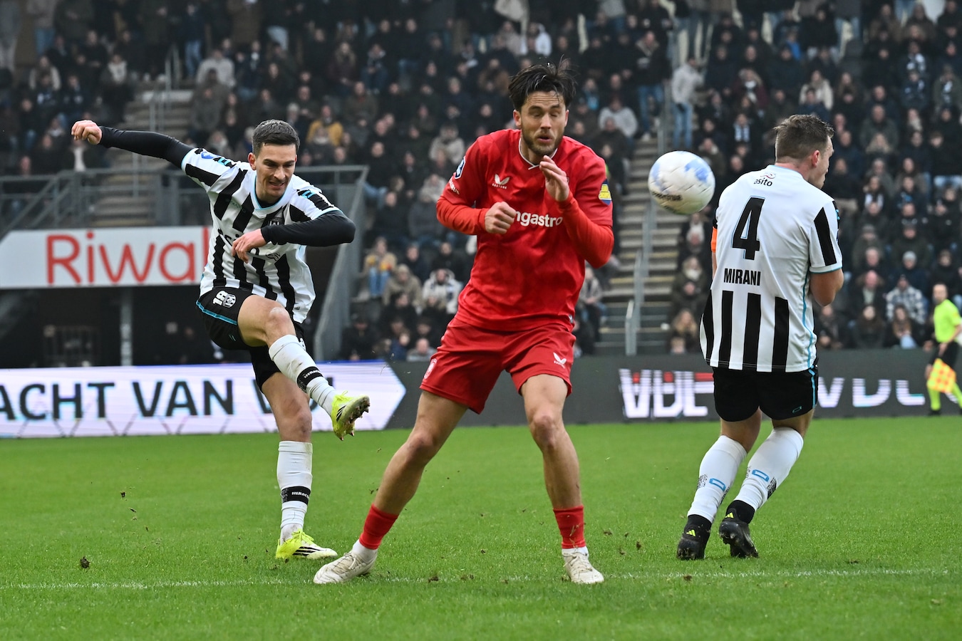 Dit viel deze zondag op bij de derby tussen Heracles en FC Twente ...