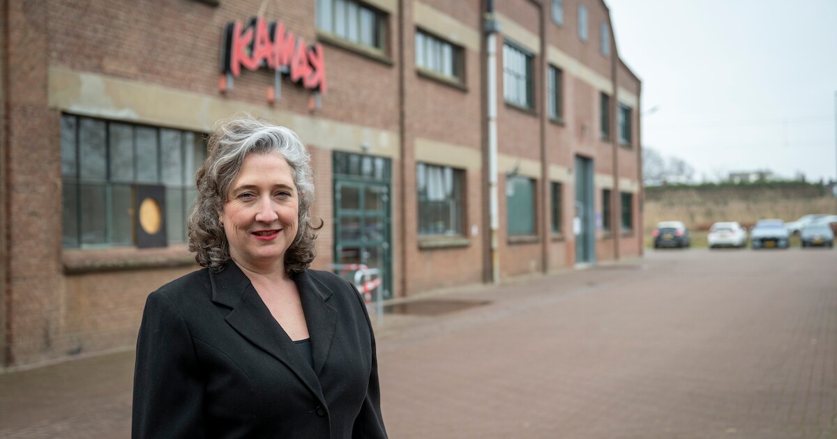Acteurs KamaK dolblij want de koningin komt hun theater openen ...