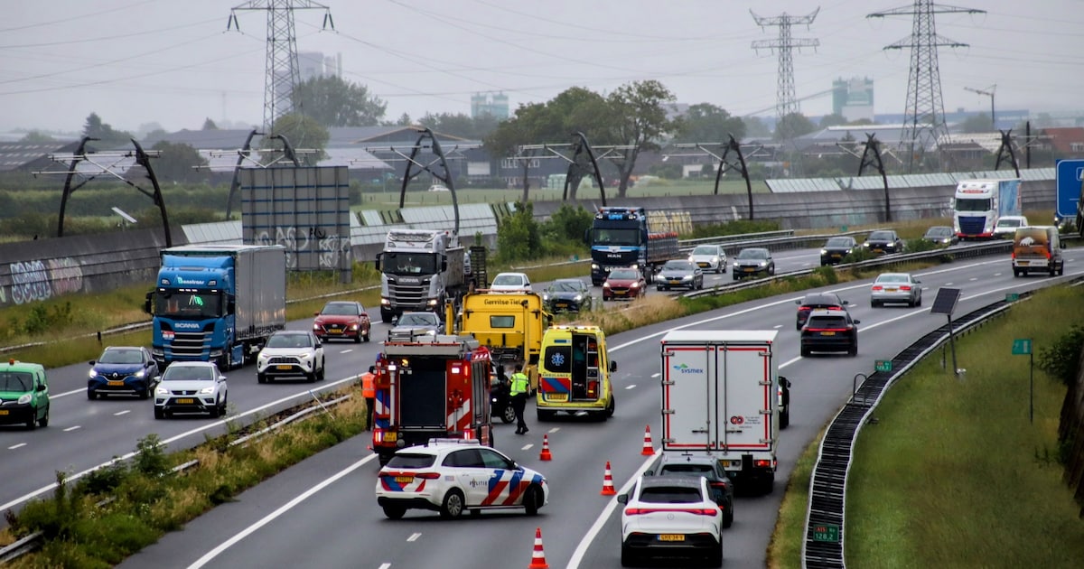 Lange file op A15 bij Tiel na ongeval, verkeer via de vluchtstrook ...