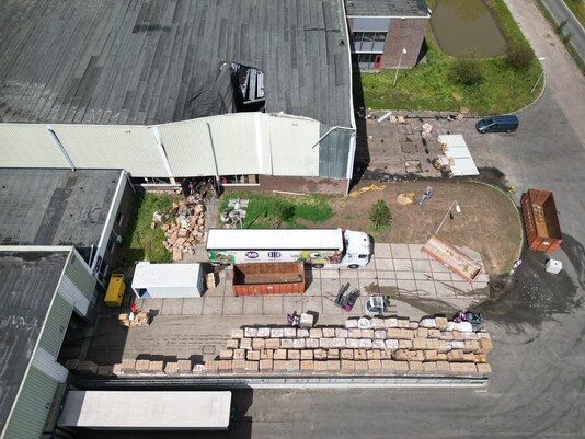 TERUGLEZEN | Drie verwoeste tuinen en bomen die leunen tegen huizen ...